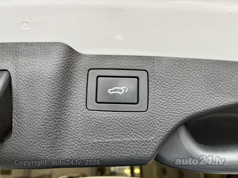 White Hyundai Santa Fe 2017 in Tallinn, with an engine capacity of 2.20 L and mileage of 195 thousand km for 16300 €, photo 25 on AUTOMOTO.COM.LV