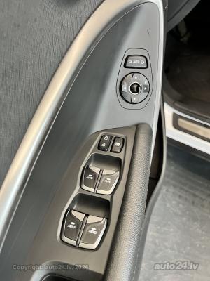 White Hyundai Santa Fe 2017 in Tallinn, with an engine capacity of 2.20 L and mileage of 195 thousand km for 16300 €, photo 26 on AUTOMOTO.COM.LV