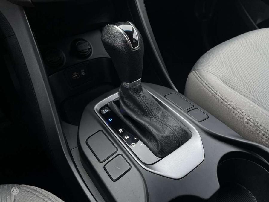 White Hyundai Santa Fe 2017 in Vilnius, with an engine capacity of 2.40 L and mileage of 88 thousand km for 11999 €, photo 17 on AUTOMOTO.COM.LV