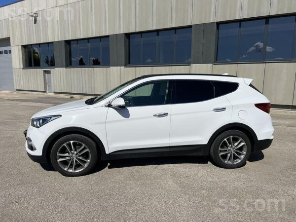 White Hyundai Santa Fe 2017 in Riga, with an engine capacity of 2.20 L and mileage of 245 thousand km for 13500 €, photo 2 on AUTOMOTO.COM.LV