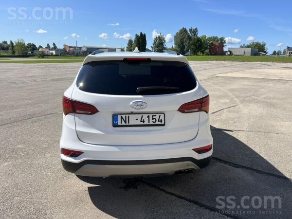 White Hyundai Santa Fe 2017 in Riga, with an engine capacity of 2.20 L and mileage of 245 thousand km for 13500 €, photo 4 on AUTOMOTO.COM.LV