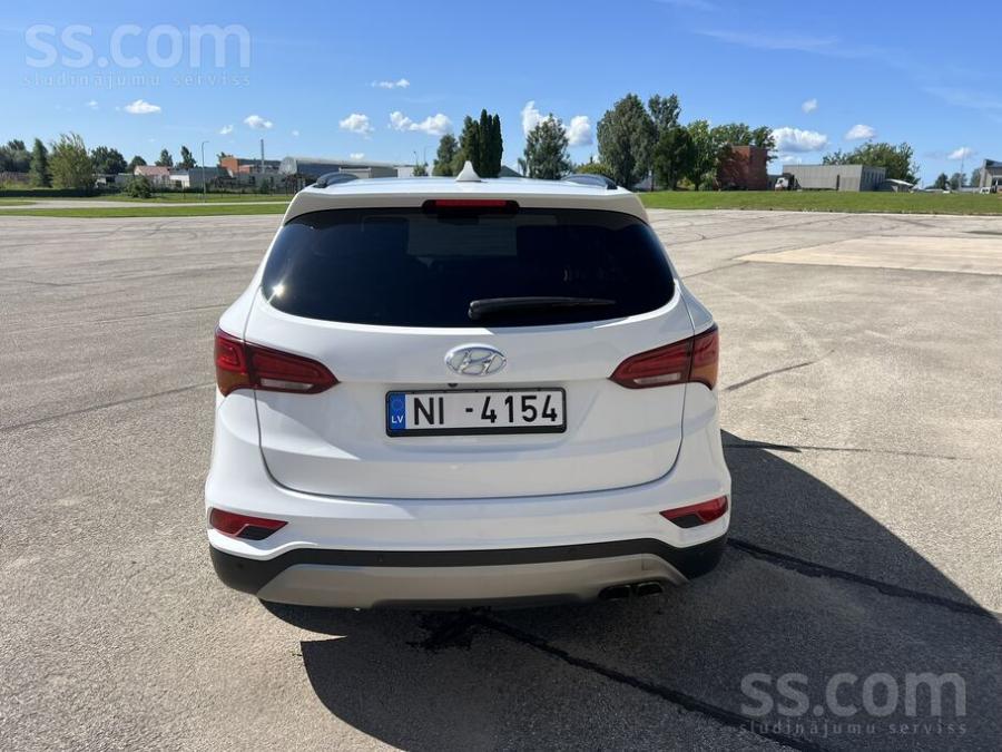 White Hyundai Santa Fe 2017 in Riga, with an engine capacity of 2.20 L and mileage of 245 thousand km for 13500 €, photo 5 on AUTOMOTO.COM.LV