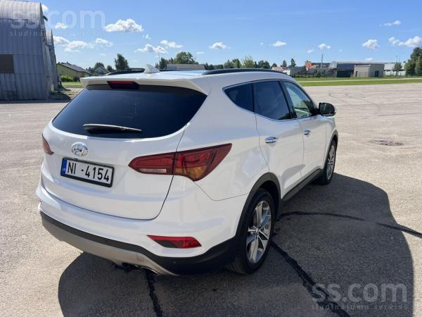 White Hyundai Santa Fe 2017 in Riga, with an engine capacity of 2.20 L and mileage of 245 thousand km for 13500 €, photo 5 on AUTOMOTO.COM.LV