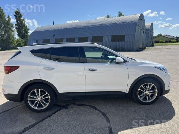 White Hyundai Santa Fe 2017 in Riga, with an engine capacity of 2.20 L and mileage of 245 thousand km for 13500 €, photo 6 on AUTOMOTO.COM.LV