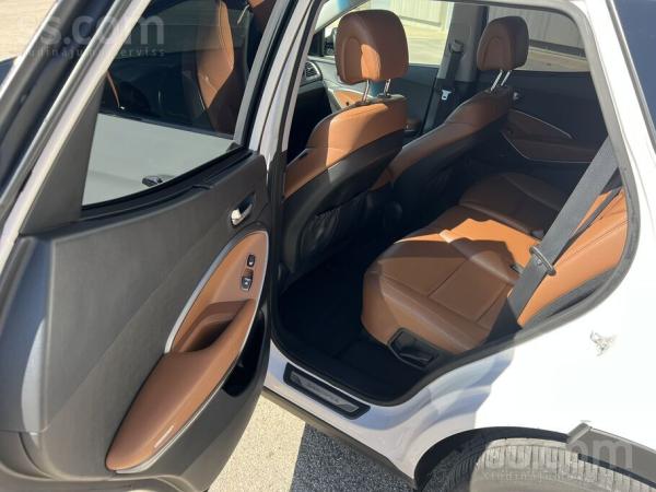 White Hyundai Santa Fe 2017 in Riga, with an engine capacity of 2.20 L and mileage of 245 thousand km for 13500 €, photo 9 on AUTOMOTO.COM.LV