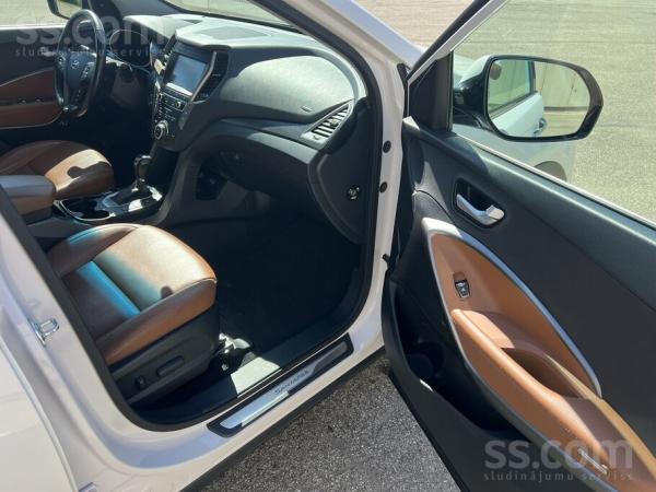 White Hyundai Santa Fe 2017 in Riga, with an engine capacity of 2.20 L and mileage of 245 thousand km for 13500 €, photo 10 on AUTOMOTO.COM.LV