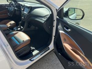 White Hyundai Santa Fe 2017 in Riga, with an engine capacity of 2.20 L and mileage of 245 thousand km for 13500 €, photo 11 on AUTOMOTO.COM.LV