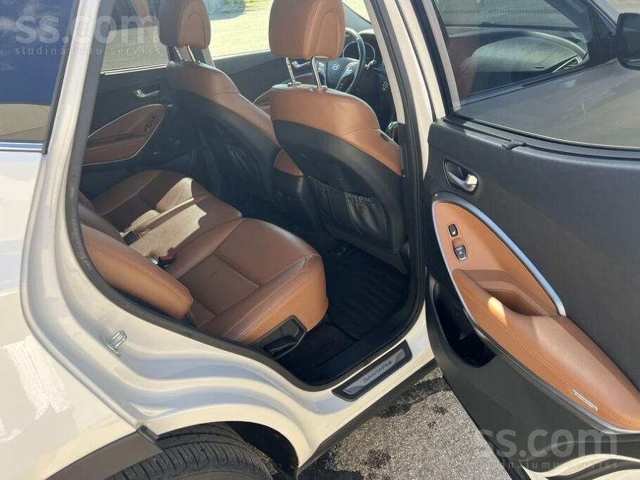 White Hyundai Santa Fe 2017 in Riga, with an engine capacity of 2.20 L and mileage of 245 thousand km for 13500 €, photo 12 on AUTOMOTO.COM.LV