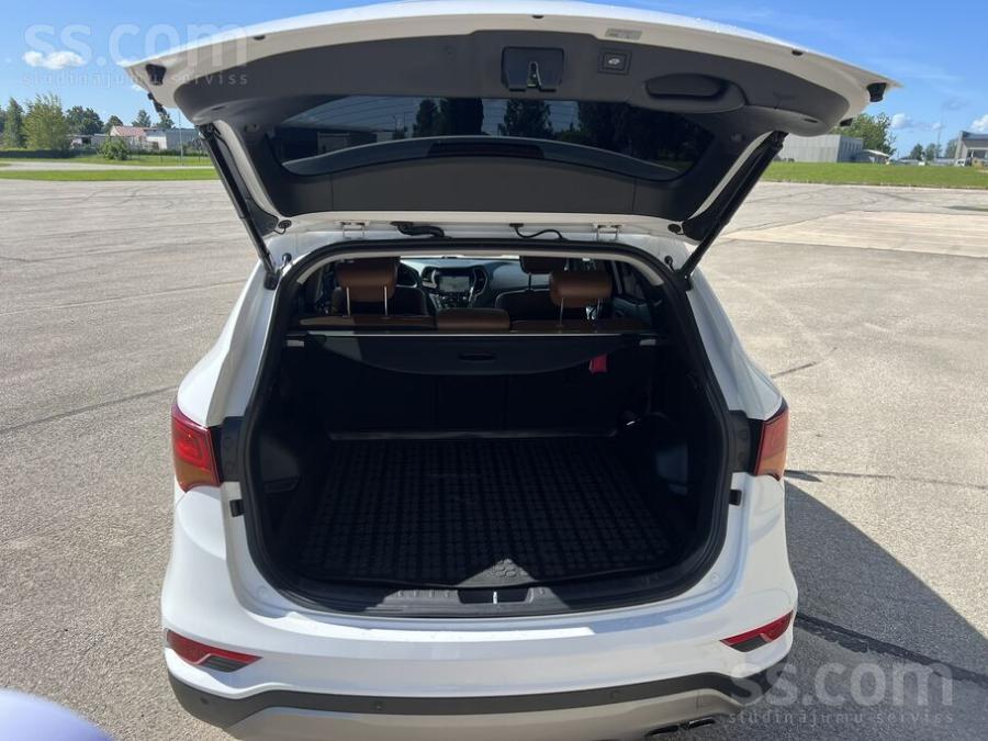 White Hyundai Santa Fe 2017 in Riga, with an engine capacity of 2.20 L and mileage of 245 thousand km for 13500 €, photo 13 on AUTOMOTO.COM.LV