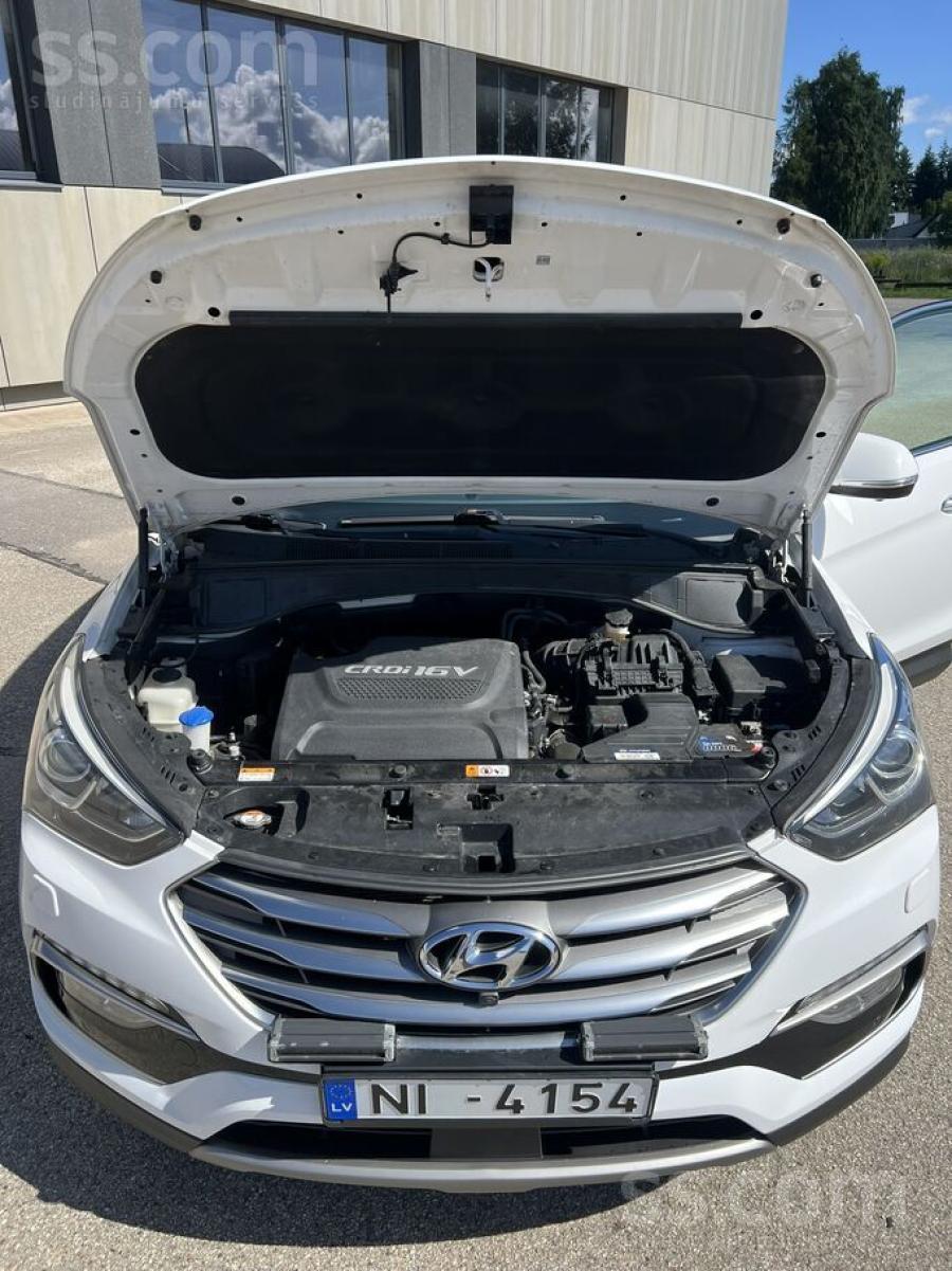 White Hyundai Santa Fe 2017 in Riga, with an engine capacity of 2.20 L and mileage of 245 thousand km for 13500 €, photo 16 on AUTOMOTO.COM.LV