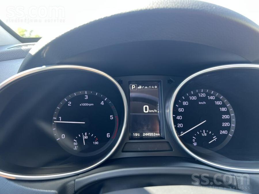 White Hyundai Santa Fe 2017 in Riga, with an engine capacity of 2.20 L and mileage of 245 thousand km for 13500 €, photo 18 on AUTOMOTO.COM.LV