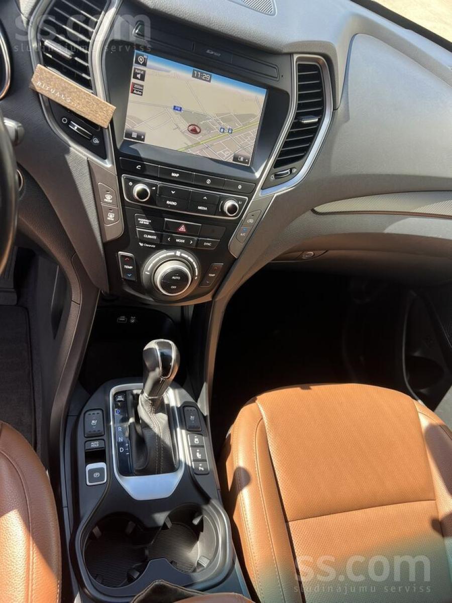 White Hyundai Santa Fe 2017 in Riga, with an engine capacity of 2.20 L and mileage of 245 thousand km for 13500 €, photo 19 on AUTOMOTO.COM.LV