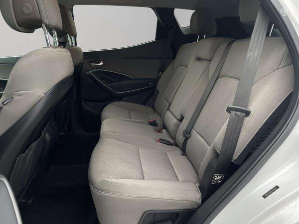 White Hyundai Santa Fe 2017 in Vilnius, with an engine capacity of 2.40 L and mileage of 88 thousand km for 10999 €, photo 9 on AUTOMOTO.COM.LV