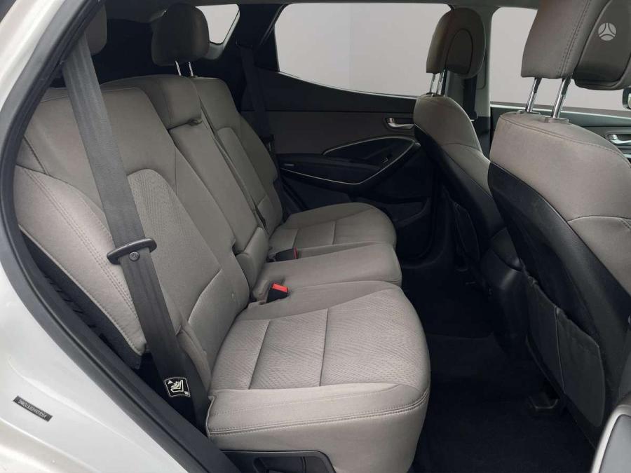 White Hyundai Santa Fe 2017 in Vilnius, with an engine capacity of 2.40 L and mileage of 88 thousand km for 10999 €, photo 9 on AUTOMOTO.COM.LV