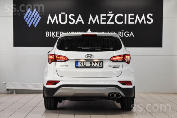 White Hyundai Santa Fe 2017 in Riga, with an engine capacity of 2.20 L and mileage of 113 thousand km for 14990 €, photo 7 on AUTOMOTO.COM.LV