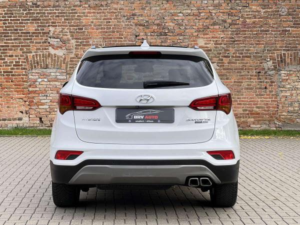 Hyundai Santa Fe 2017 in Kedainiai on AUTOMOTO.COM.LV White Hyundai Santa Fe 2017 in Kedainiai, with an engine capacity of 2.20 L and mileage of 123 thousand km for 14750 €, photo 9 on AUTOMOTO.COM.LV