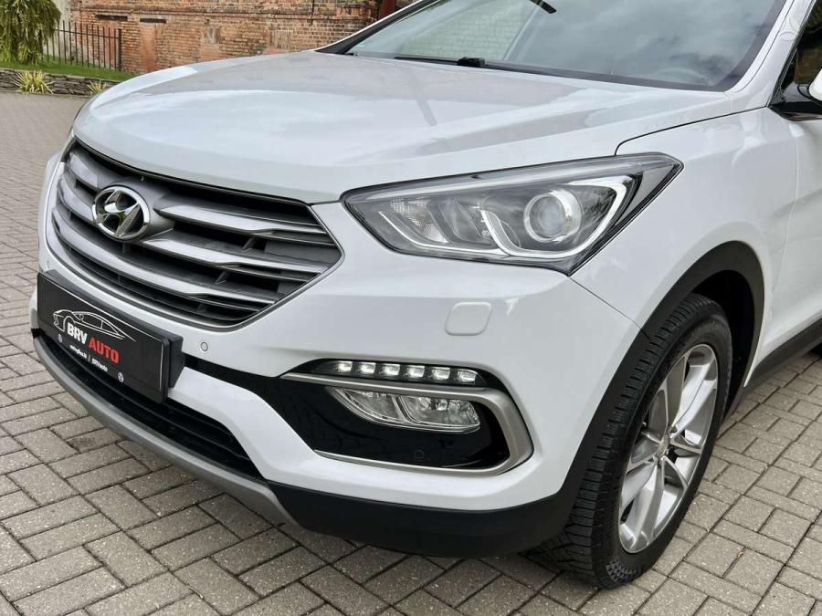 White Hyundai Santa Fe 2017 in Kedainiai, with an engine capacity of 2.20 L and mileage of 123 thousand km for 14750 €, photo 13 on AUTOMOTO.COM.LV