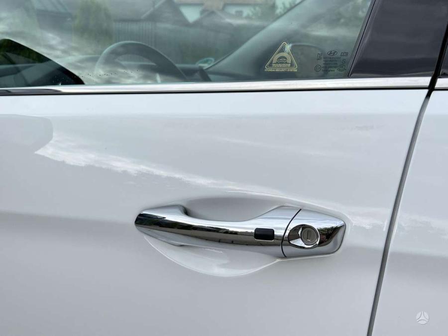 White Hyundai Santa Fe 2017 in Kedainiai, with an engine capacity of 2.20 L and mileage of 123 thousand km for 14750 €, photo 15 on AUTOMOTO.COM.LV