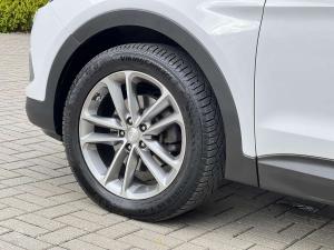 White Hyundai Santa Fe 2017 in Kedainiai, with an engine capacity of 2.20 L and mileage of 123 thousand km for 14750 €, photo 16 on AUTOMOTO.COM.LV