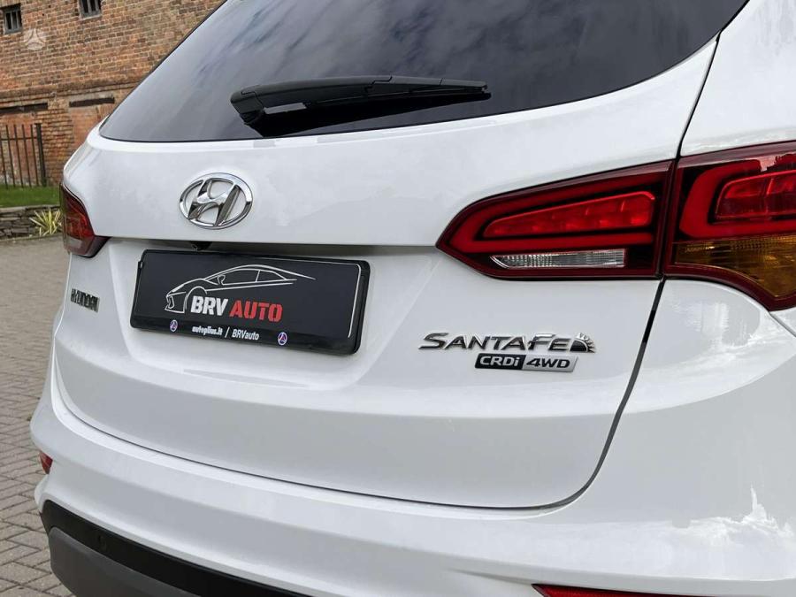 White Hyundai Santa Fe 2017 in Kedainiai, with an engine capacity of 2.20 L and mileage of 123 thousand km for 14750 €, photo 17 on AUTOMOTO.COM.LV