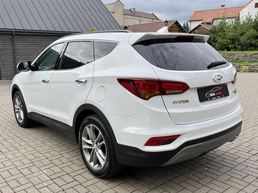 White Hyundai Santa Fe 2017 in Kedainiai, with an engine capacity of 2.20 L and mileage of 123 thousand km for 14750 €, photo 25 on AUTOMOTO.COM.LV