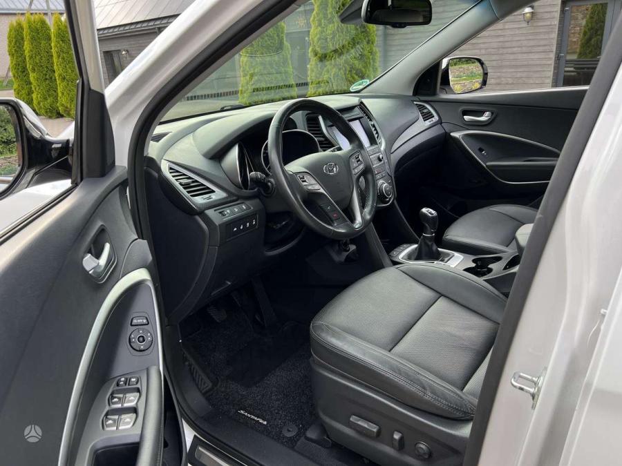 White Hyundai Santa Fe 2017 in Kedainiai, with an engine capacity of 2.20 L and mileage of 123 thousand km for 14750 €, photo 29 on AUTOMOTO.COM.LV