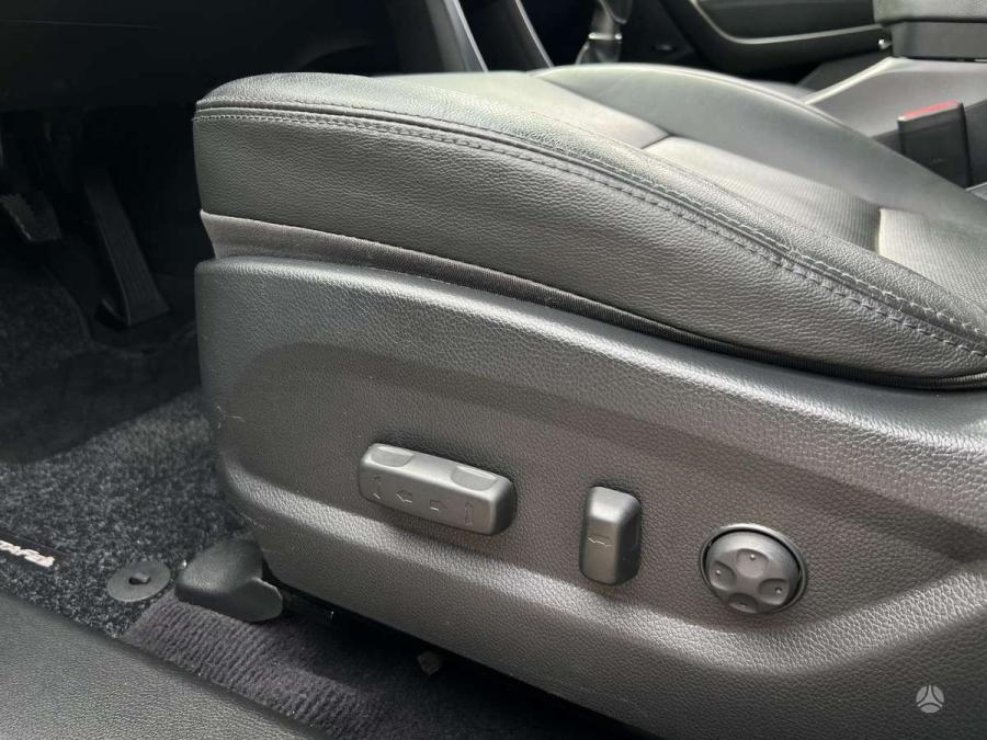 White Hyundai Santa Fe 2017 in Kedainiai, with an engine capacity of 2.20 L and mileage of 123 thousand km for 14750 €, photo 30 on AUTOMOTO.COM.LV
