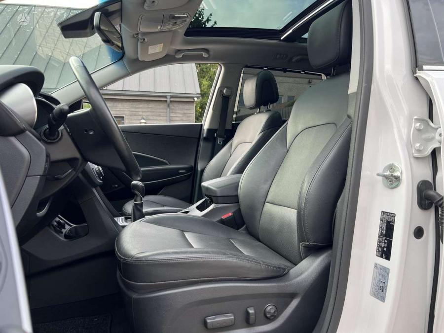 White Hyundai Santa Fe 2017 in Kedainiai, with an engine capacity of 2.20 L and mileage of 123 thousand km for 14750 €, photo 33 on AUTOMOTO.COM.LV