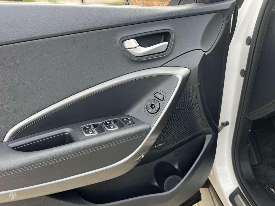 White Hyundai Santa Fe 2017 in Kedainiai, with an engine capacity of 2.20 L and mileage of 123 thousand km for 14750 €, photo 34 on AUTOMOTO.COM.LV