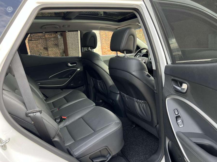 White Hyundai Santa Fe 2017 in Kedainiai, with an engine capacity of 2.20 L and mileage of 123 thousand km for 14750 €, photo 36 on AUTOMOTO.COM.LV