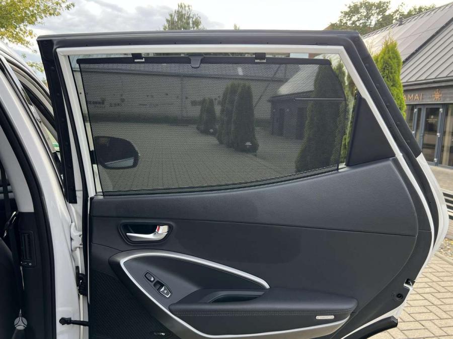 White Hyundai Santa Fe 2017 in Kedainiai, with an engine capacity of 2.20 L and mileage of 123 thousand km for 14750 €, photo 37 on AUTOMOTO.COM.LV