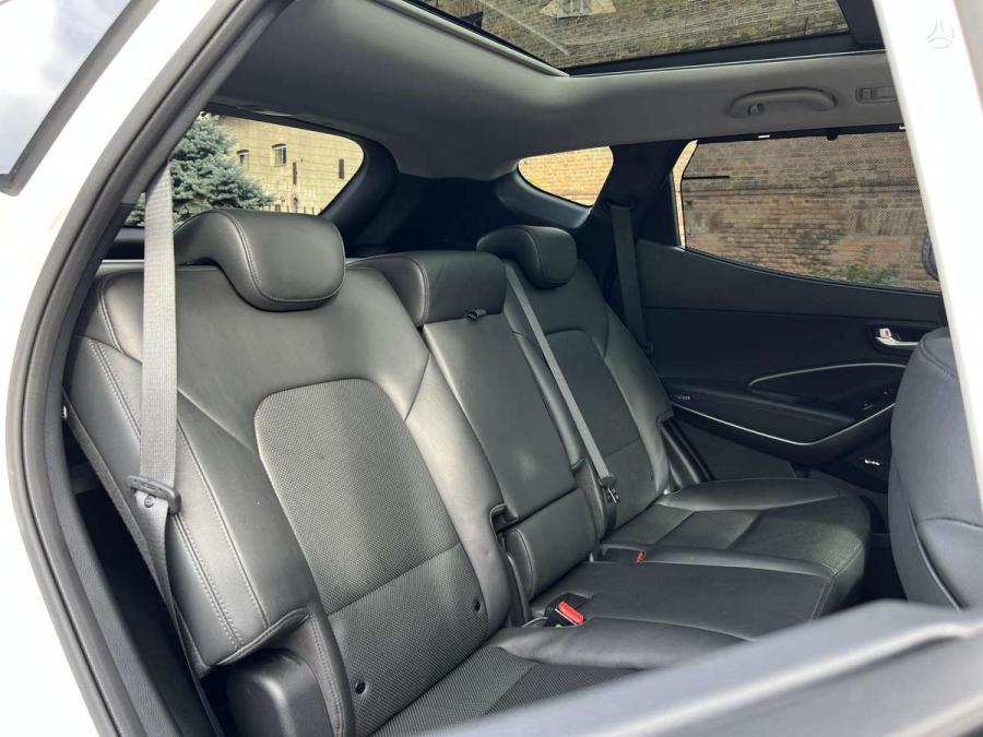 White Hyundai Santa Fe 2017 in Kedainiai, with an engine capacity of 2.20 L and mileage of 123 thousand km for 14750 €, photo 39 on AUTOMOTO.COM.LV