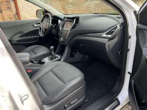 White Hyundai Santa Fe 2017 in Kedainiai, with an engine capacity of 2.20 L and mileage of 123 thousand km for 14750 €, photo 40 on AUTOMOTO.COM.LV