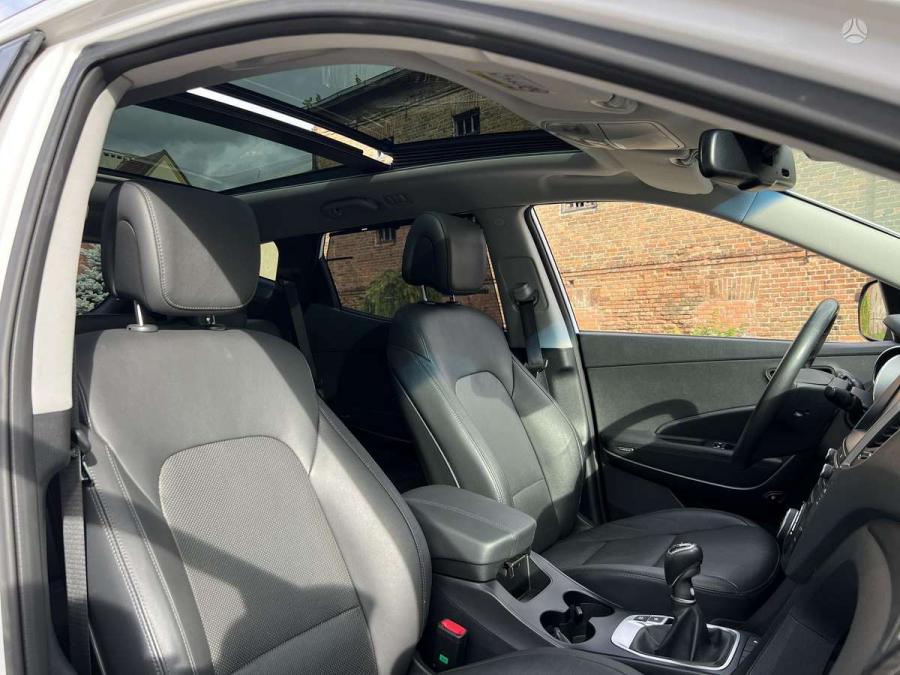 White Hyundai Santa Fe 2017 in Kedainiai, with an engine capacity of 2.20 L and mileage of 123 thousand km for 14750 €, photo 41 on AUTOMOTO.COM.LV
