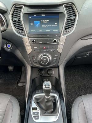 White Hyundai Santa Fe 2017 in Kedainiai, with an engine capacity of 2.20 L and mileage of 123 thousand km for 14750 €, photo 44 on AUTOMOTO.COM.LV