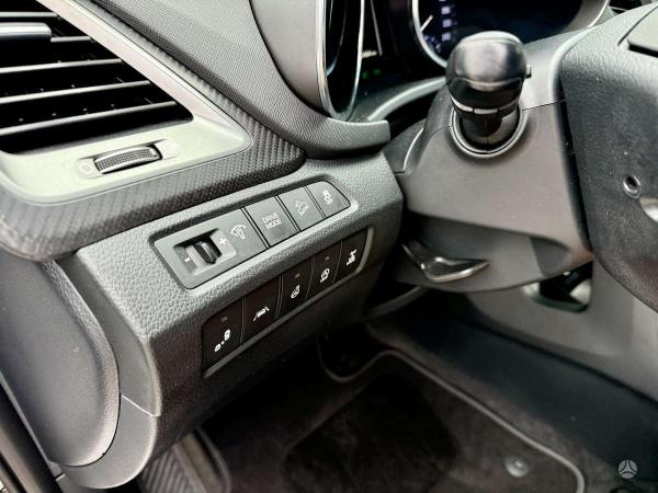 White Hyundai Santa Fe 2018 in Kaunas, with an engine capacity of 2.20 L and mileage of 240 thousand km for 13490 €, photo 10 on AUTOMOTO.COM.LV