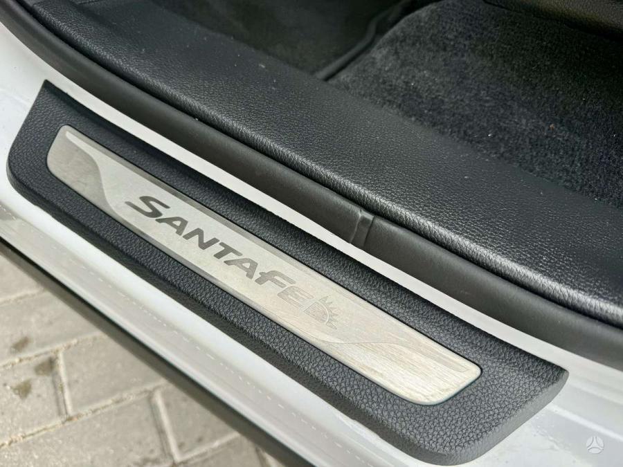White Hyundai Santa Fe 2018 in Kaunas, with an engine capacity of 2.20 L and mileage of 240 thousand km for 13490 €, photo 19 on AUTOMOTO.COM.LV