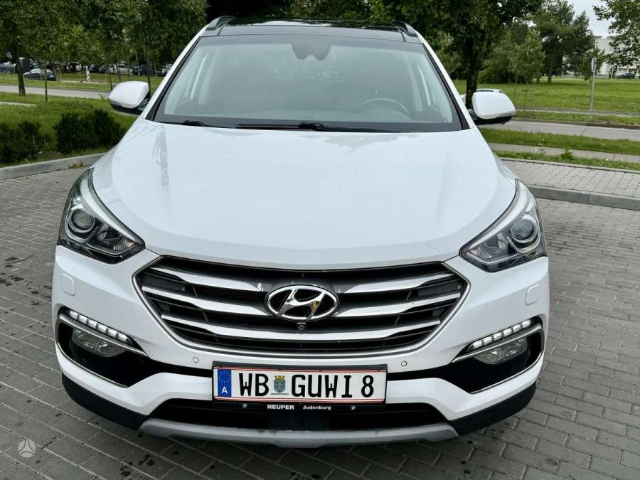 White Hyundai Santa Fe 2018 in Kaunas, with an engine capacity of 2.20 L and mileage of 240 thousand km for 13490 €, photo 4 on AUTOMOTO.COM.LV