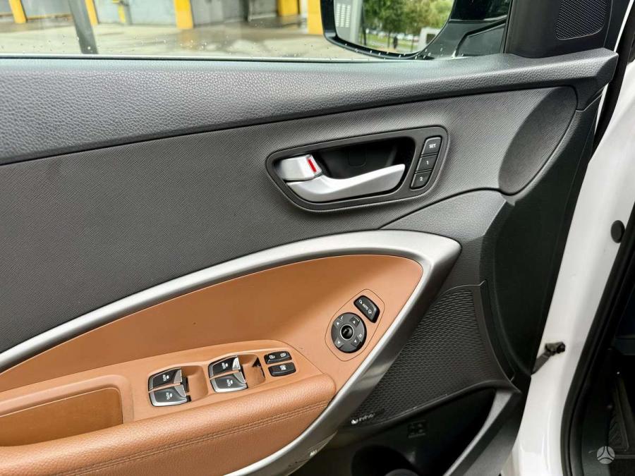 White Hyundai Santa Fe 2018 in Kaunas, with an engine capacity of 2.20 L and mileage of 240 thousand km for 13490 €, photo 10 on AUTOMOTO.COM.LV