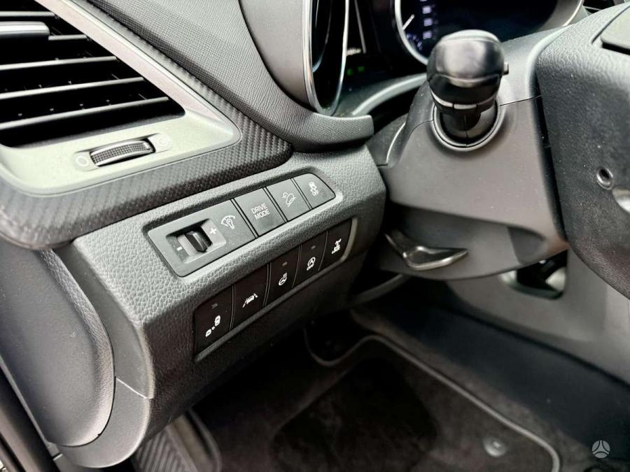 White Hyundai Santa Fe 2018 in Kaunas, with an engine capacity of 2.20 L and mileage of 240 thousand km for 13490 €, photo 11 on AUTOMOTO.COM.LV