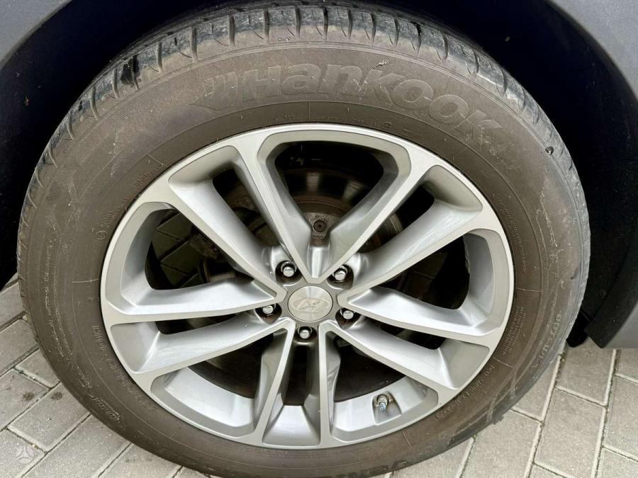 White Hyundai Santa Fe 2018 in Kaunas, with an engine capacity of 2.20 L and mileage of 240 thousand km for 13490 €, photo 30 on AUTOMOTO.COM.LV