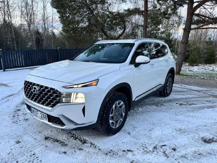 White Hyundai Santa Fe 2021 in Vilnius, with an engine capacity of 1.60 L and mileage of 37 thousand km for 27100 €, photo 1 on AUTOMOTO.COM.LV