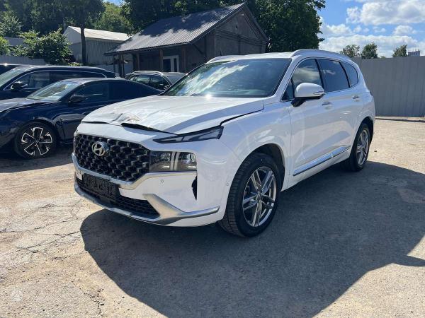 White Hyundai Santa Fe 2022 in Kaunas, with an engine capacity of 1.60 L and mileage of 35 thousand km for 16900 €, photo 1 on AUTOMOTO.COM.LV
