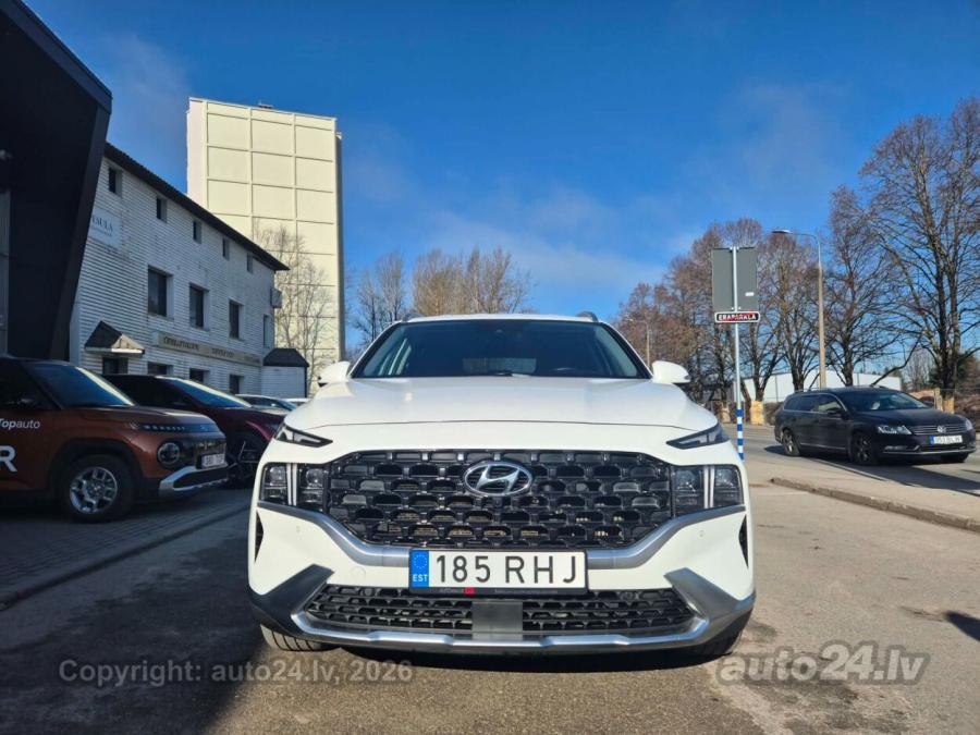 White Hyundai Santa Fe 2023 in Tartu, with an engine capacity of 2.20 L and mileage of 101 thousand km for 36990 €, photo 4 on AUTOMOTO.COM.LV