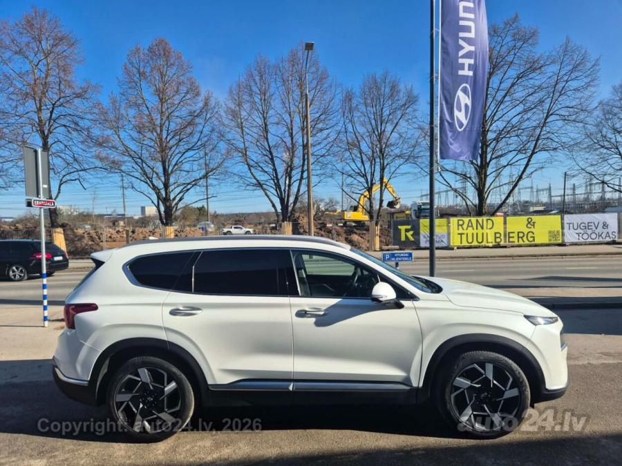 White Hyundai Santa Fe 2023 in Tartu, with an engine capacity of 2.20 L and mileage of 101 thousand km for 36990 €, photo 6 on AUTOMOTO.COM.LV