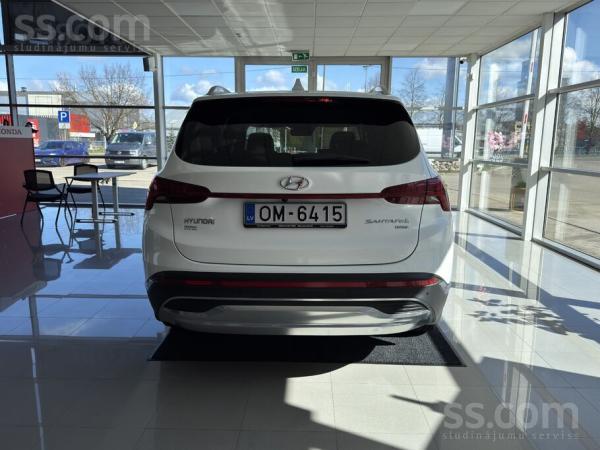 White Hyundai Santa Fe 2023 in Riga, with an engine capacity of 2.20 L and mileage of 37 thousand km for 32900 €, photo 5 on AUTOMOTO.COM.LV