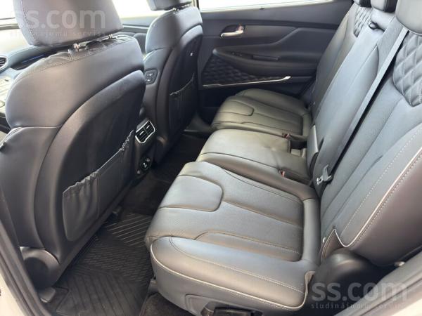 White Hyundai Santa Fe 2023 in Riga, with an engine capacity of 2.20 L and mileage of 37 thousand km for 32900 €, photo 9 on AUTOMOTO.COM.LV