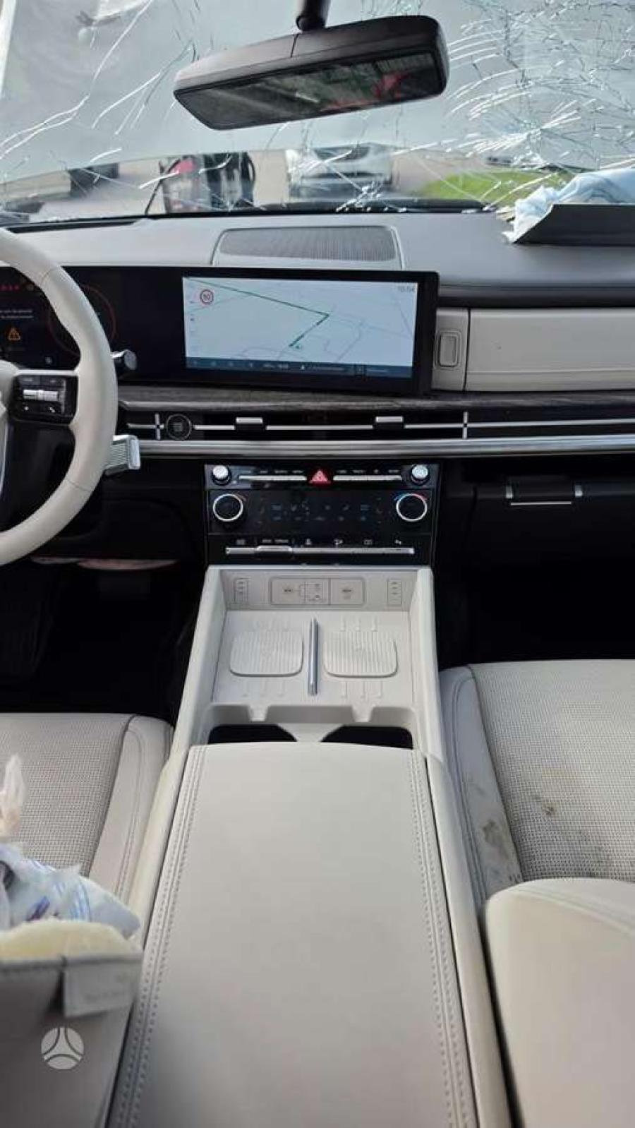 Balts Hyundai Santa Fe 2025 Panevēža, ar dzinēja tilpumu 1.60 L un nobraukumu 26 tūkst. km par 19900 €, foto 5 vietnē AUTOMOTO.COM.LV