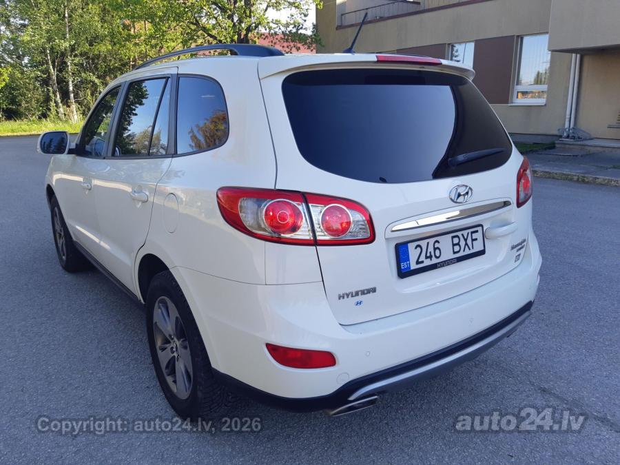 White Hyundai Santa Fe 2012 in Viljandi, with an engine capacity of 2.20 L and mileage of 280 thousand km for 5990 €, photo 9 on AUTOMOTO.COM.LV