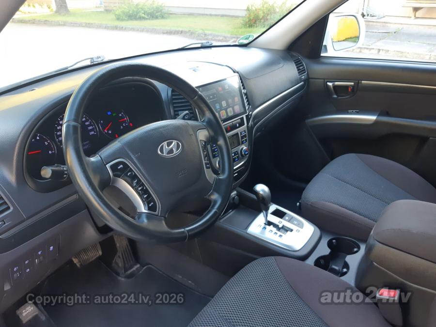 White Hyundai Santa Fe 2012 in Viljandi, with an engine capacity of 2.20 L and mileage of 280 thousand km for 5990 €, photo 12 on AUTOMOTO.COM.LV
